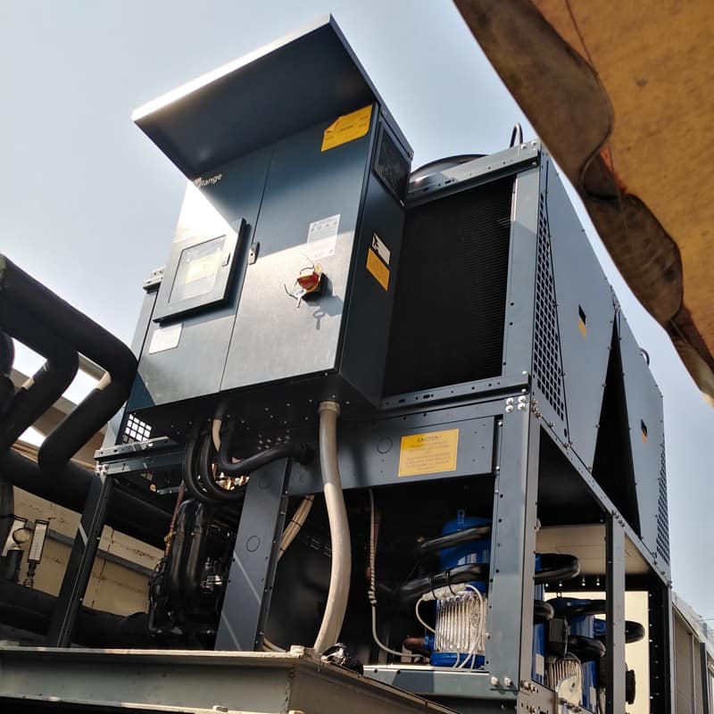 Chiller with an integrated heat recovery system for a pharmaceutical ...